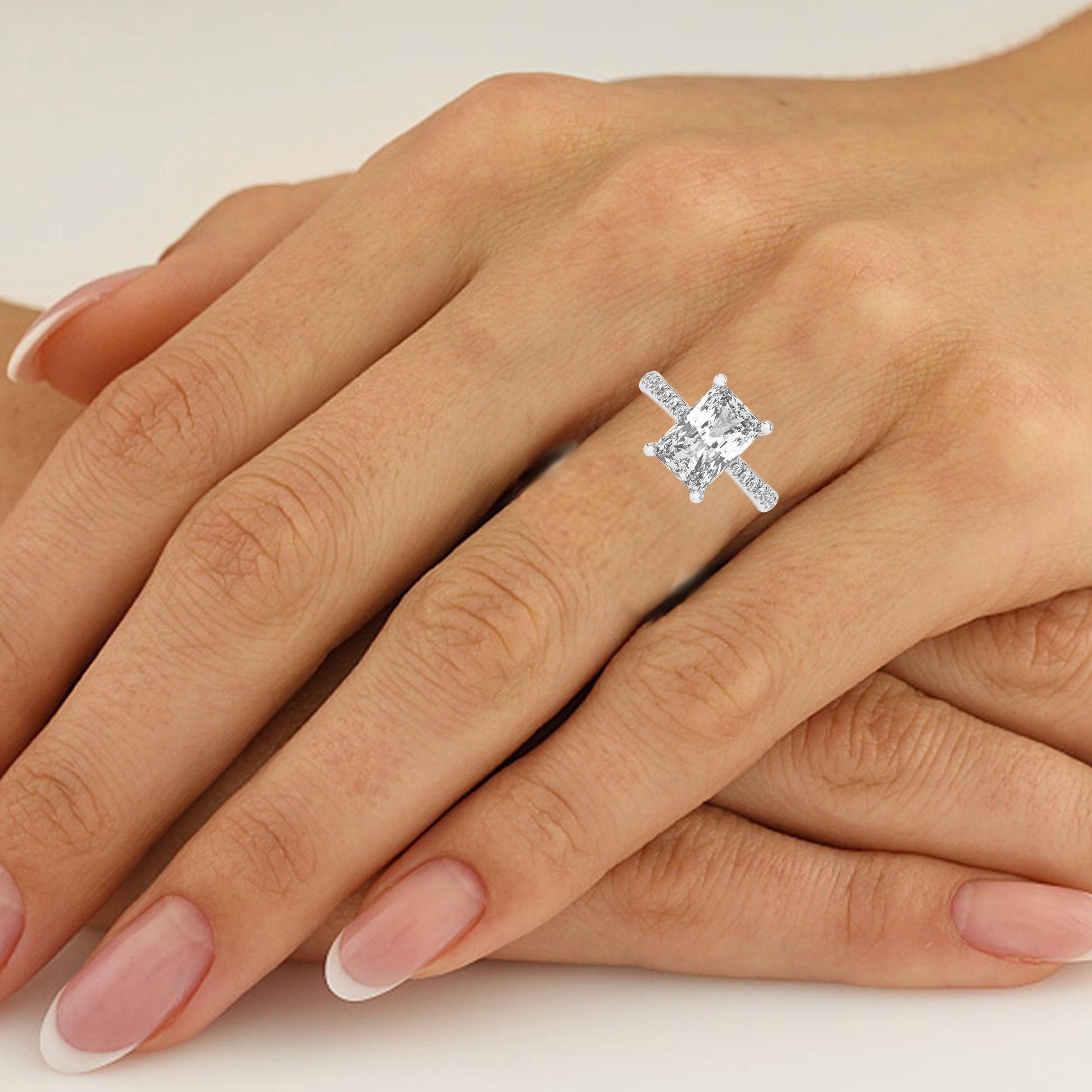 Beautiful Lab Grown Diamond 14K Gold gala Engagement Ring